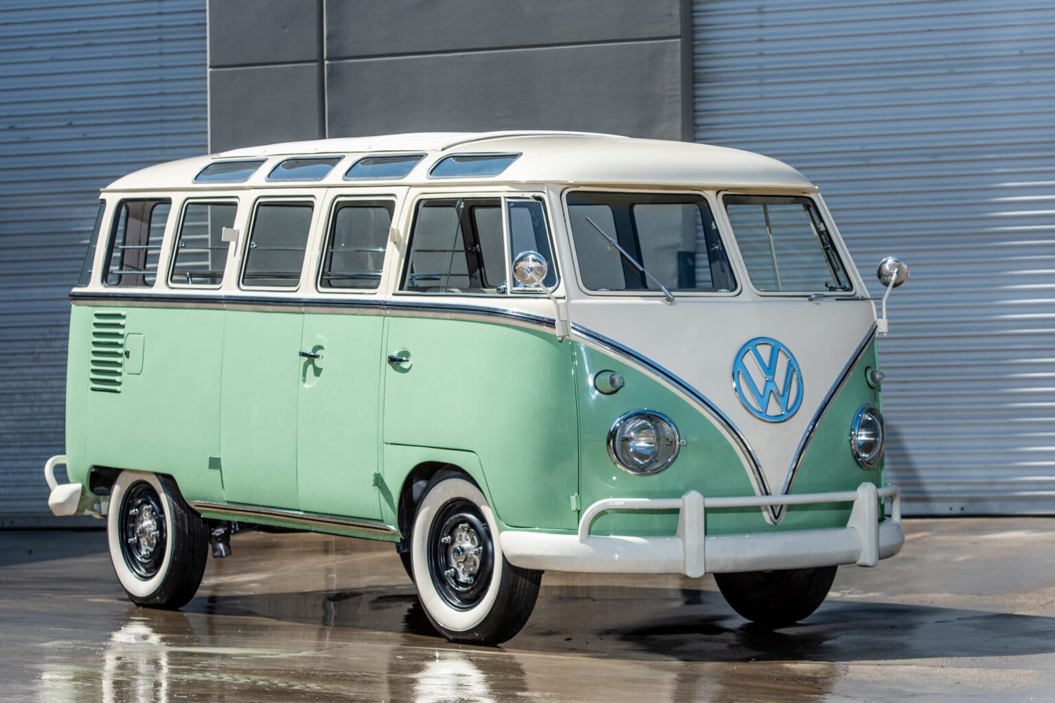 The Volkswagen Bus History - Motofutura
