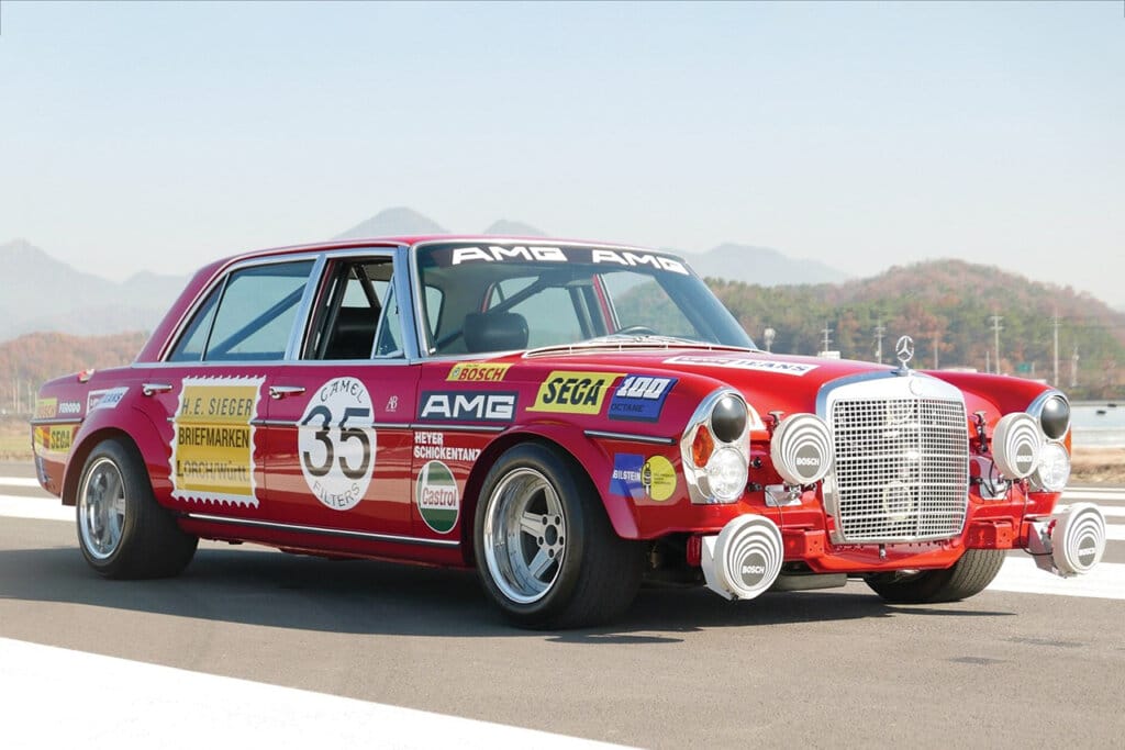 The “Red Pig”: Mercedes’ AMG 300SEL Takes the Racetrack - Motofutura