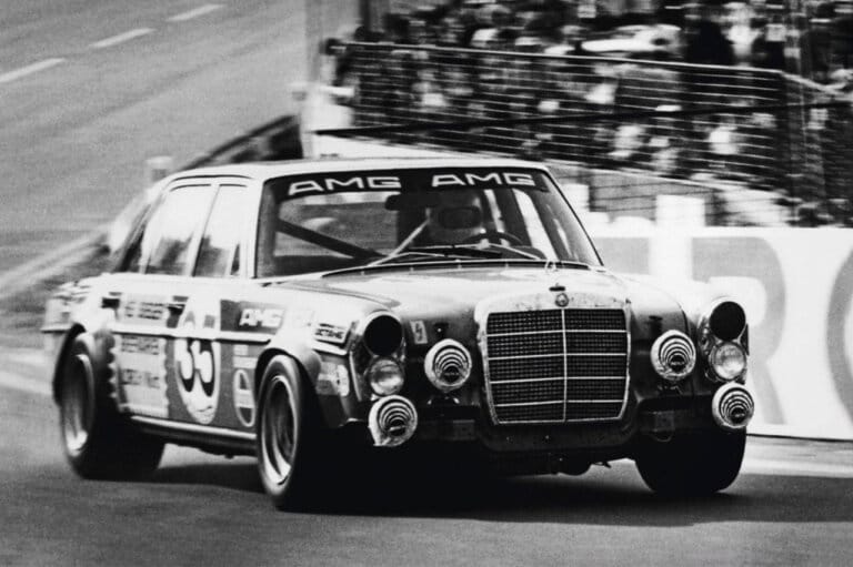 The “Red Pig”: Mercedes’ AMG 300SEL Takes the Racetrack - Motofutura