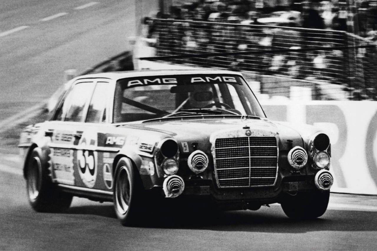 The “Red Pig”: Mercedes’ AMG 300SEL Takes the Racetrack - Motofutura