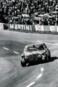 The “Red Pig”: Mercedes’ AMG 300SEL Takes the Racetrack - Motofutura