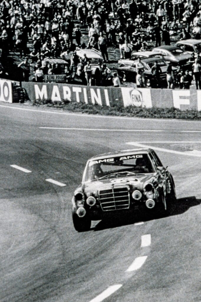 The “Red Pig”: Mercedes’ AMG 300SEL Takes the Racetrack - Motofutura